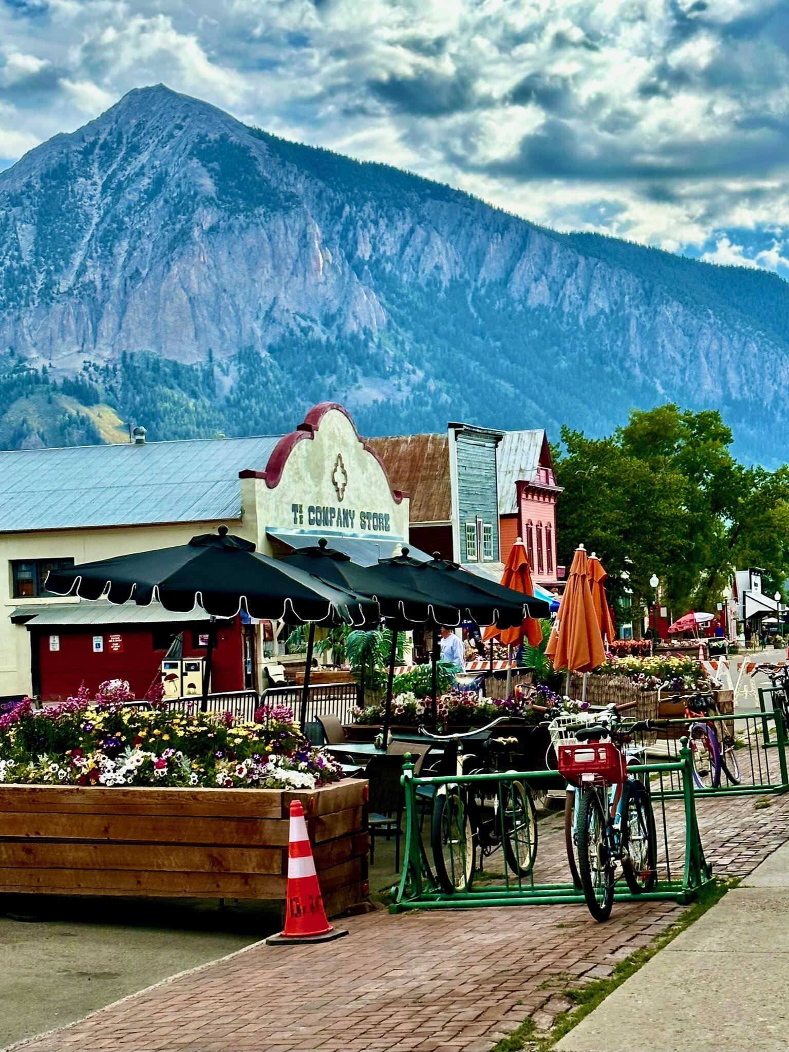 Denver to Crested Butte roadtrip - canyons, hot springs, wineries!